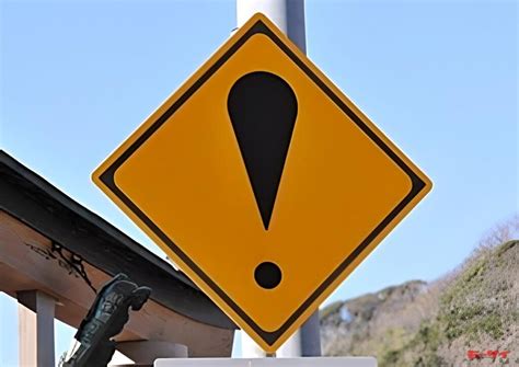 補助標識のない！（感嘆符）標識が立っている場所には幽霊が出るってホント！？どんな場所に立てられるのか モーサイ