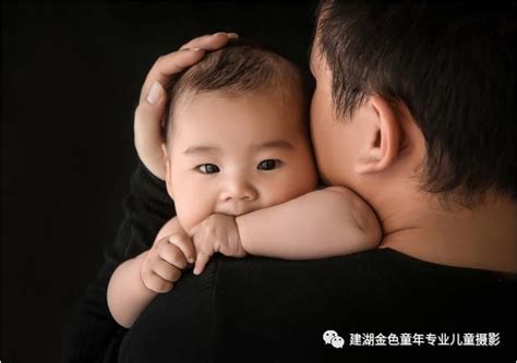 一岁以内宝宝，竖着抱要讲究方法竖抱