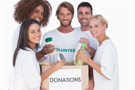 Volontaires Mettant La Nourriture Dans Le Cadre De Donation Image Stock
