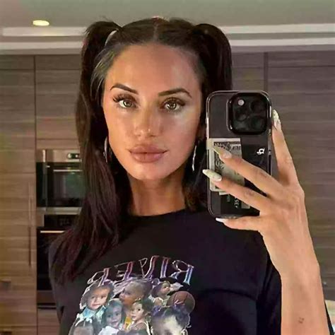 Influencer Shares Astonishing Amount She Earns Monthly On Snapchat By