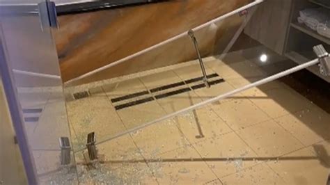 獨／洗完澡旅館玻璃門突爆裂 她受傷還遭業者討賠償 東森最即時最快速新聞