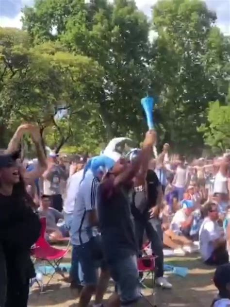 ¡felicitaciones A Los Argentinos 🇦🇷 Asi Celebro El Gool De Messi En La Ciudad De Buenos Aires