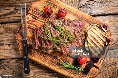 Steak Daging Sapi Langka Medium Berair Di Pesawat Dengan Rempahrempah