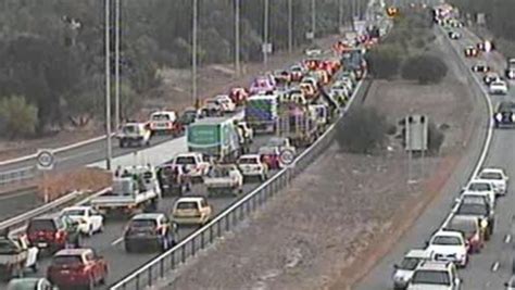 Roe Highway Reopens Eight Hours After Truck Rolled Causing Traffic