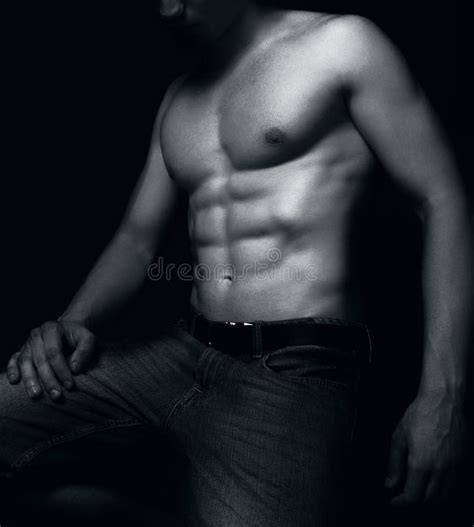 Geeigneter Mann Mit Den Sexy Abs Muskeln Stockfoto Bild Von Torso