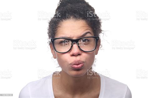 재미 있는 얼굴을 하 고 아름 다운 여자의 초상화 곱슬 머리에 대한 스톡 사진 및 기타 이미지 곱슬 머리 귀여운 긍정적인