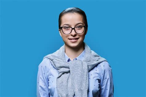 Portret ładnej Nastoletniej Dziewczyny Patrzącej Na Kamerę Na