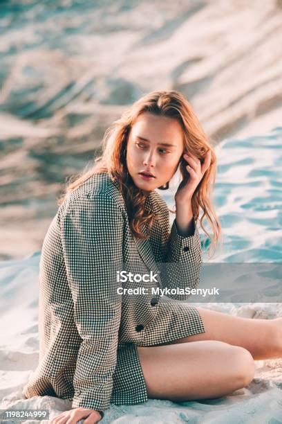 금발의 소녀 모래 해변에 앉아 예쁜 곱슬 여자의 야외 초상화입니다 뷰티 리터치 가냘픈에 대한 스톡 사진 및 기타 이미지 가냘픈 개인 장식품 건강한 생활방식 Istock