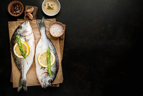 두 신선한 원시도 라도는 돌 배경에 향신료와 올리브 오일을 절단 보드에 물고기 텍스트 공간 로즈마리에 대한 스톡 사진 및 기타