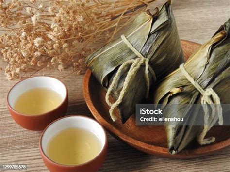 종지는 또한 나무 배경에 쌀 만두 또는 끈적 끈적한 쌀 만두라고합니다 드래곤 보트 축제는 동아시아 문화의 전통 축제입니다 중국