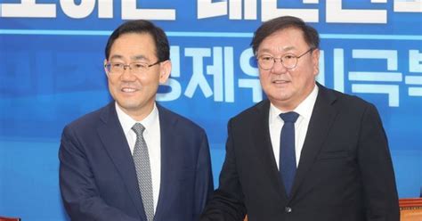 데일리안 여론조사 정치성향 범진보 늘고 범보수 줄고