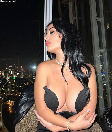 58 Eye Catching Cleavages