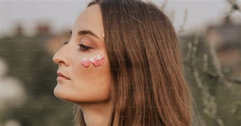 가슴에 손을 얹고 들판에 서 있는 여자 사진 Unsplash의 히피 이미지