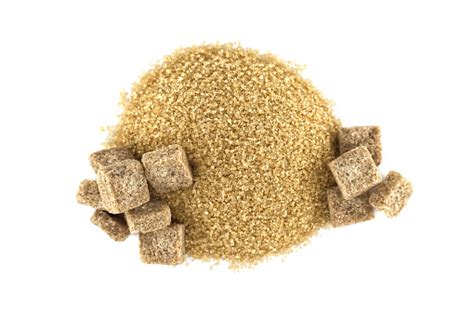 갈색 설탕 큐브가 흰색 배경에 대칭으로 배열된 흑설탕 원료 무더기 0명에 대한 스톡 사진 및 기타 이미지 0명 갈색 결정체 Istock