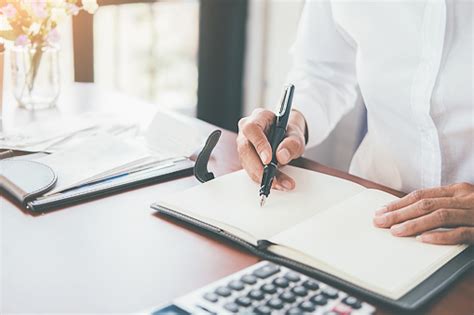 지폐와 계산기를 가진 여자 여자는 사무실에서 테이블에 법안을 계산 하는 계산기를 사용 합니다 비용의 계산 가정 생활에 대한 스톡 사진 및 기타 이미지 Istock