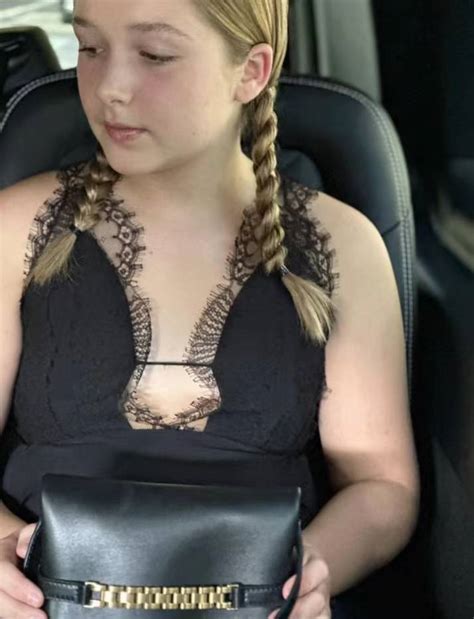 贝克汉姆女儿穿妈妈设计礼服 与超模吉吉贝拉合影 搜狐大视野 搜狐新闻