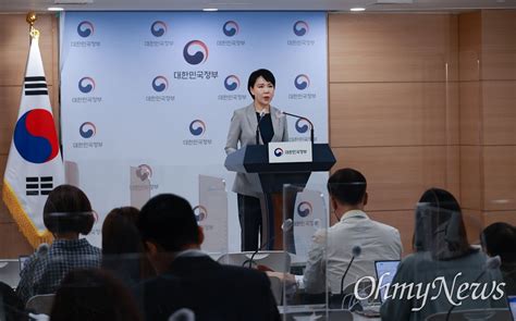 전현희 국민권익위원장이 21일 오전 정부서울청사 브리핑 오마이포토