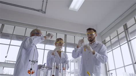 Vetenskapligt Arbete Med Vetenskaplig Utrustning I Laboratorium