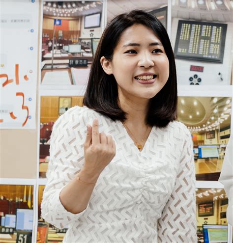 費鴻泰當刺客挑戰艱困選區？ 徐巧芯這麼說 Yahoo奇摩時尚美妝