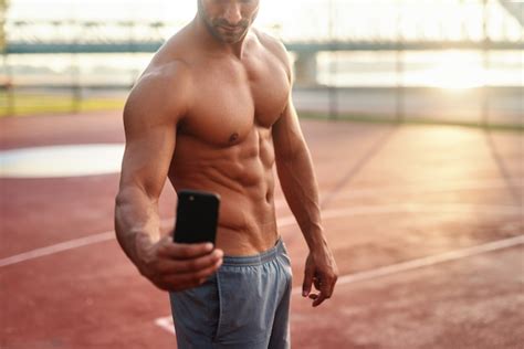 Premium Photo Bodybuilder Taking Selfie Outdoors