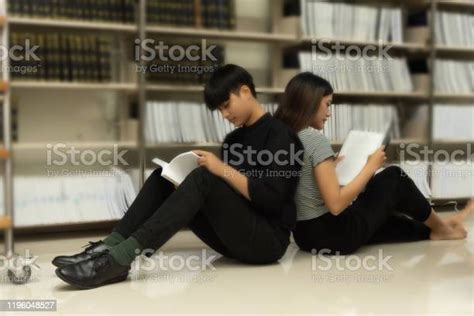 두 아시아 십대 여성은 도서관에 앉아 책의 배경에 손에 책을 들고 책벌레처럼 읽을 계획이다 지식 교육 하드 연구 교육 개념