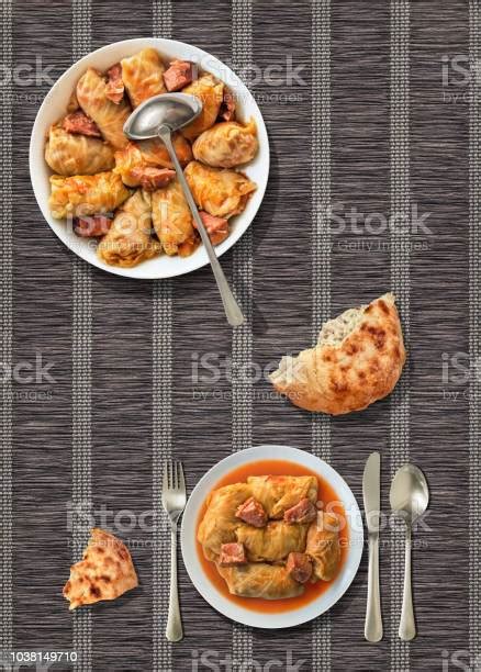 소박한 갈색 짠된 스트라이프 종이 양피지 장소 매트에 국내 발효 된 Flatbread 세트로 전통적인 맛 있는 박제 절인된