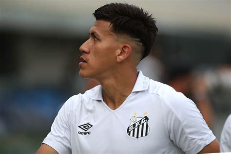 Com Status De Promessa Zagueiro Boliviano Evita Ansiedade Por Estreia