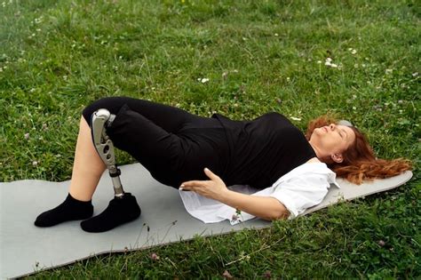 Femme Avec Jambe Prothétique Faisant Du Yoga Photo Gratuite
