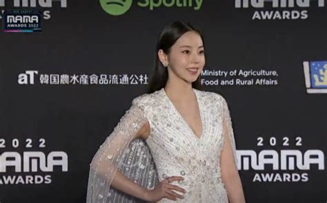 시상식장 등장 너무 예뻐 난리난 여배우천사같아 화이트 드레스룩 어썸클
