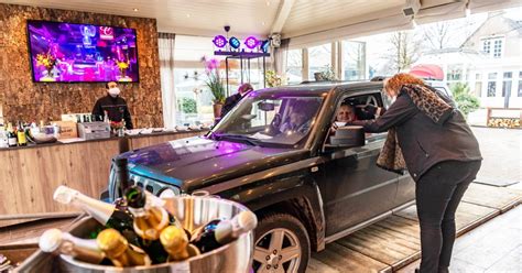 Driving Dinner Met De Auto Door De Feestzaal Van De Commanderie Voor Een Vijfgangenmenu