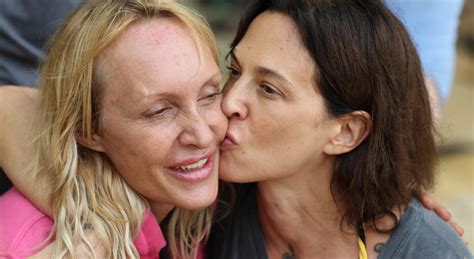 Asia Argento chiede scusa a Fiore a Verissimo Quando è morta nostra sorella i genitori ci