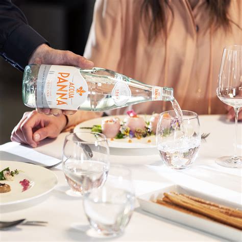 Spellegrino 聖沛黎洛天然氣泡礦泉水與 Acqua Panna 普娜天然礦泉水以「最佳的佐餐良伴」聞名於世，各種場合都能看見它的