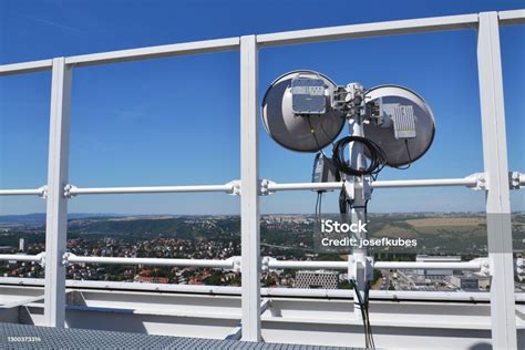 5g 광대역 셀룰러 네트워크 송신기 통신 타워 무선 통신 개념 복사 공간이있는 맑은 푸른 하늘 배경 건설 0명에 대한 스톡 사진