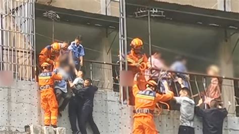 女子坐楼边缘欲跳楼，被多部门合力救下后，遭老人怒扇其巴掌