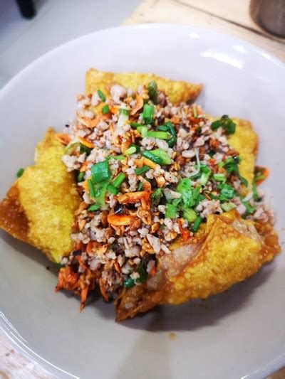 เกี๊ยวอวบต้มยำแห้ง • Image ร้าน เล็กใหญ่ ก๋วยเตี๋ยวต้มยำโบราณ หน้ามอ หอการค้าไทย Wongnai