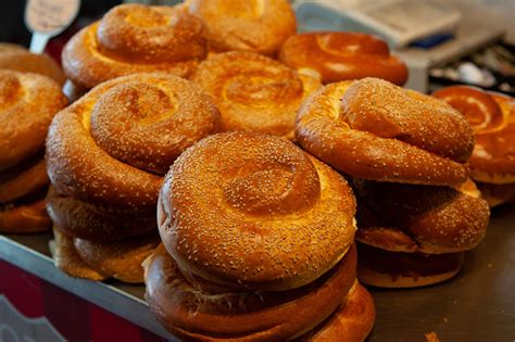 ユダヤ教の新年ロシュハシャナのお祝いの2日間のお祝いのために丸いパンに焼かれたカラパン お祝いのストックフォトや画像を多数ご用意 お
