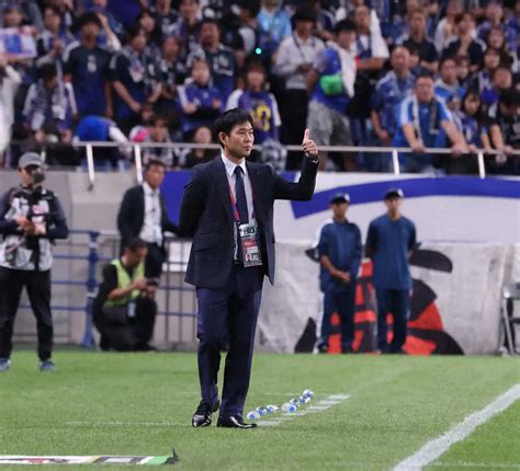 ピッチに向かってサムズアップする森保監督（撮影・小海途 良幹） スポニチ Sponichi Annex サッカー