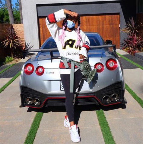 川口春奈 春を意識したベージュのパーカースタイルで『フェンディ』秋冬 ウィメンズコレクションに参加！ 有名人のファッション、着こなし