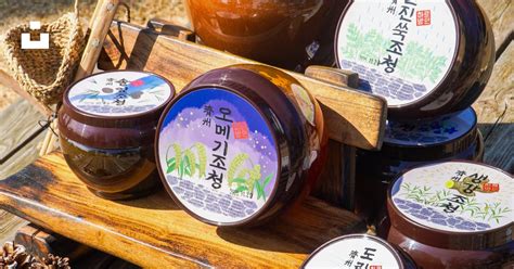 꿀 항아리가 놓인 나무 테이블 사진 Unsplash의 무료 테이프 이미지