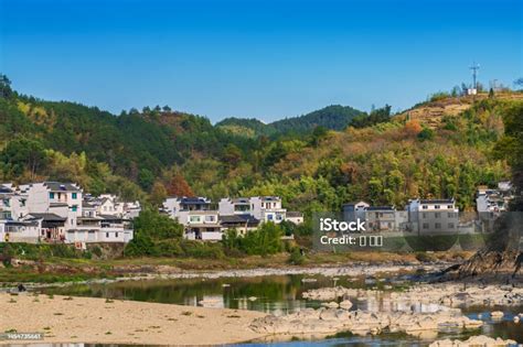 중국 안후이성 산악 지역의 고대 마을과 강의 자연 경관 0명에 대한 스톡 사진 및 기타 이미지 0명 가을 강 Istock