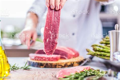 요리 하는 레스토랑 주방에서 요리사 그는 절단 고기 또는 스테이크 감자 요리에 대한 스톡 사진 및 기타 이미지 감자 요리 고기 고명 Istock