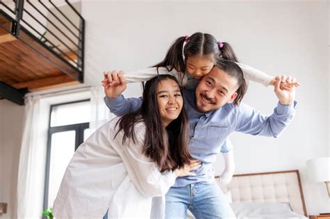 El Amor Y El Cuidado De Los Padres Una Familia Asiática Feliz Con Una