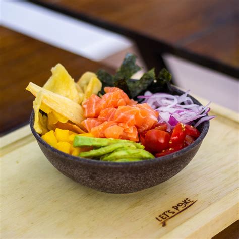 Chef ensina passo a passo do poke de salmão e shimeji Aprenda