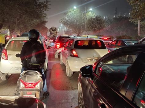 Noida News गाड़ी पर लगी हल्की सी खरोंच तो ड्राइवर ने उतर कर की मारपीट
