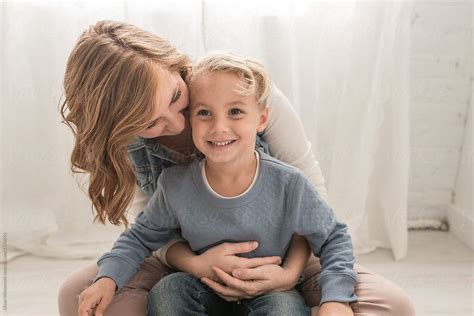 A Mother Kissing Her Son De Stocksy Colaborador Alison Winterroth Stocksy
