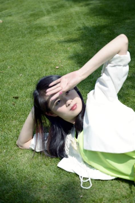 人像攝影草坪文靜美眉 每日頭條