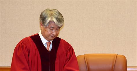 대심판정으로 들어서는 이종석 헌법재판소장
