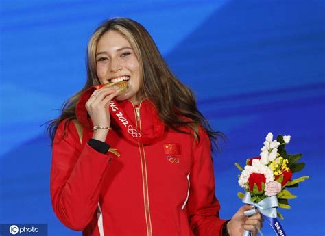 北京冬奥会自由式滑雪女子大跳台颁奖：谷爱凌夺金 搜狐大视野 搜狐新闻