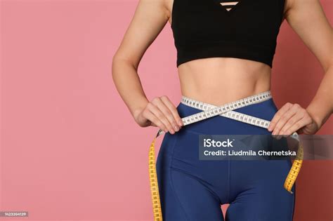 분홍색 배경에 테이프로 허리를 측정하는 스포츠웨어 여성 클로즈업 텍스트를 위한 공간 가냘픈에 대한 스톡 사진 및 기타 이미지