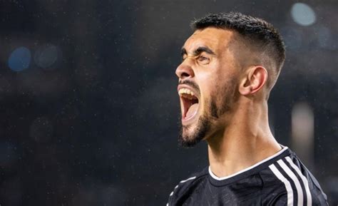 Galatasarayın Canlı Izlediği Süper Beki Duyurdu Bu Sezon 17 Gollük Katkı Yaptı